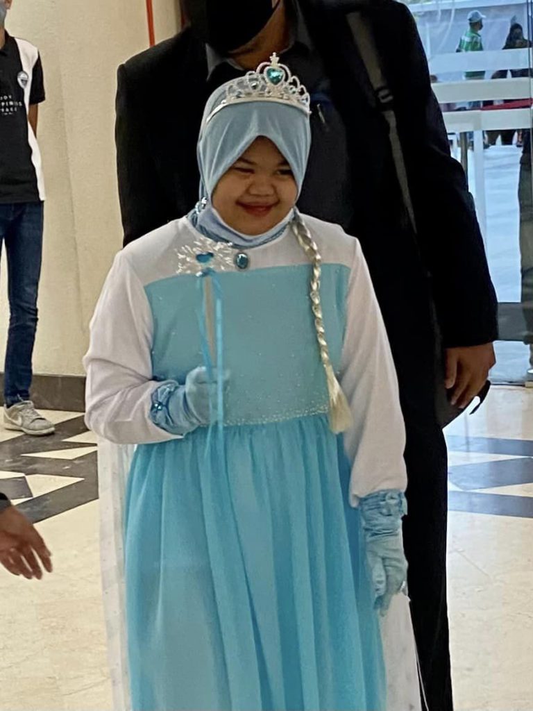 Makin Cantik And Berisi Pilih Gaya Puteri Elsa Frozen Penampilan Bella Jadi Tumpuan