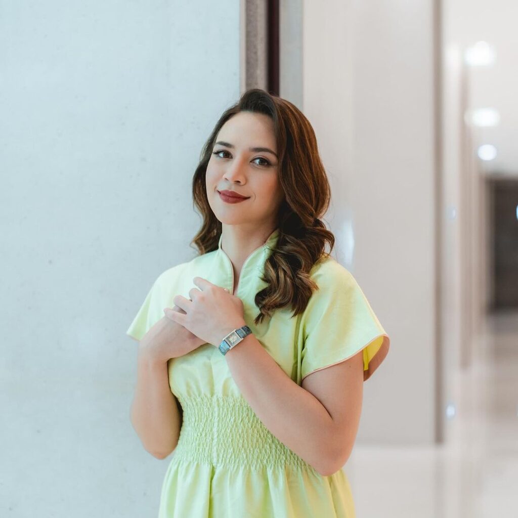 Tubuh Berisi Diana Danielle Jadi Tumpuan, Pilih Jalan Abaikan Komen Netizen