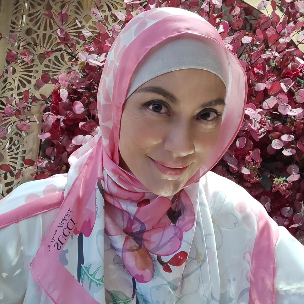 Ardini Angeline Tan Cantik Dengan Gaya Terkini, Berangkat Ke Tanah Suci