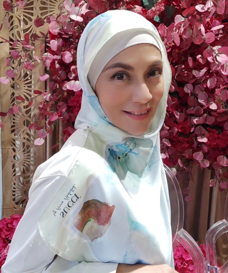 Ardini Angeline Tan Cantik Dengan Gaya Terkini, Berangkat Ke Tanah Suci