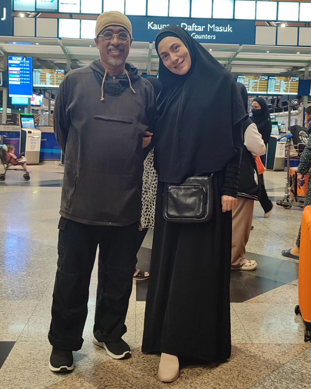 Ardini Angeline Tan Cantik Dengan Gaya Terkini, Berangkat Ke Tanah Suci