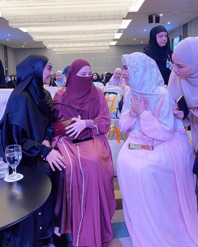 Penampilan Wan Sharmila Jadi Inspirasi, Wajah Tetap Comel Dalam Usia 40-an